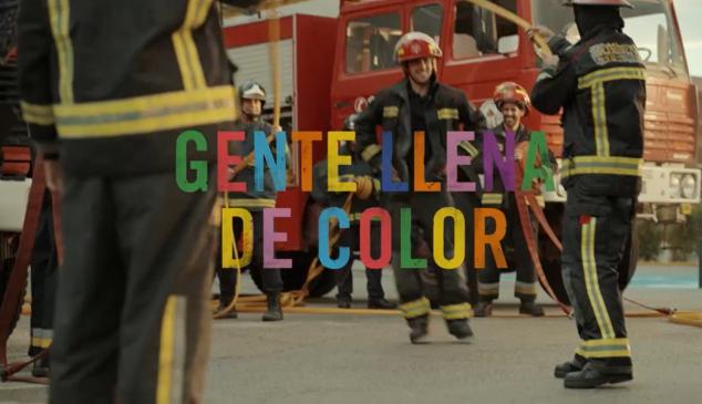 Fanta lanza la campaña “Gente llena de color”