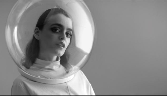 simyo se presenta como una marca de otro planeta en este spot