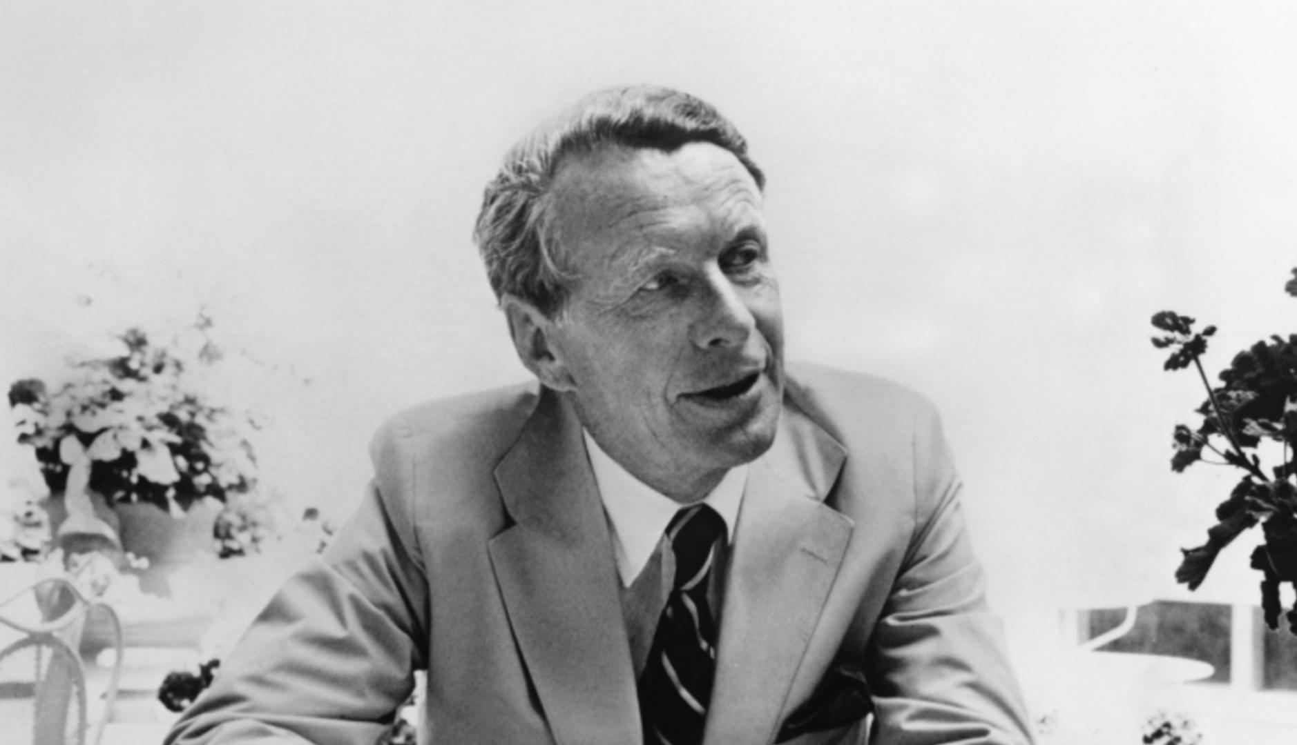 Biografía de David Ogilvy, el Padre de la Publicidad Moderna